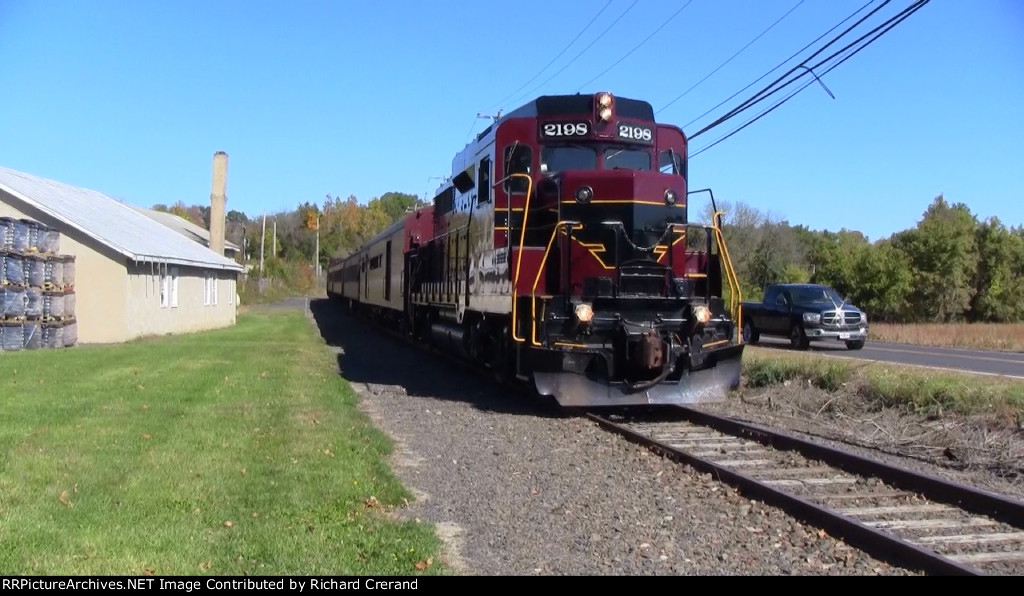 GP30 2198 Passing Swamp Road